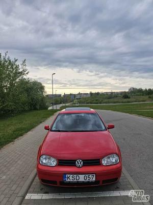 Sarkans Volkswagen Golf 1998 Vievis, ar dzinēja tilpumu 1.90 L un nobraukumu 387 tūkst. km par 950 €, foto  vietnē AUTOMOTO.COM.LV