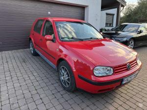 Sarkans Volkswagen Golf 1998 Viļņa, ar dzinēja tilpumu 1.39 L un nobraukumu 200 tūkst. km par 1200 €, foto  vietnē AUTOMOTO.COM.LV