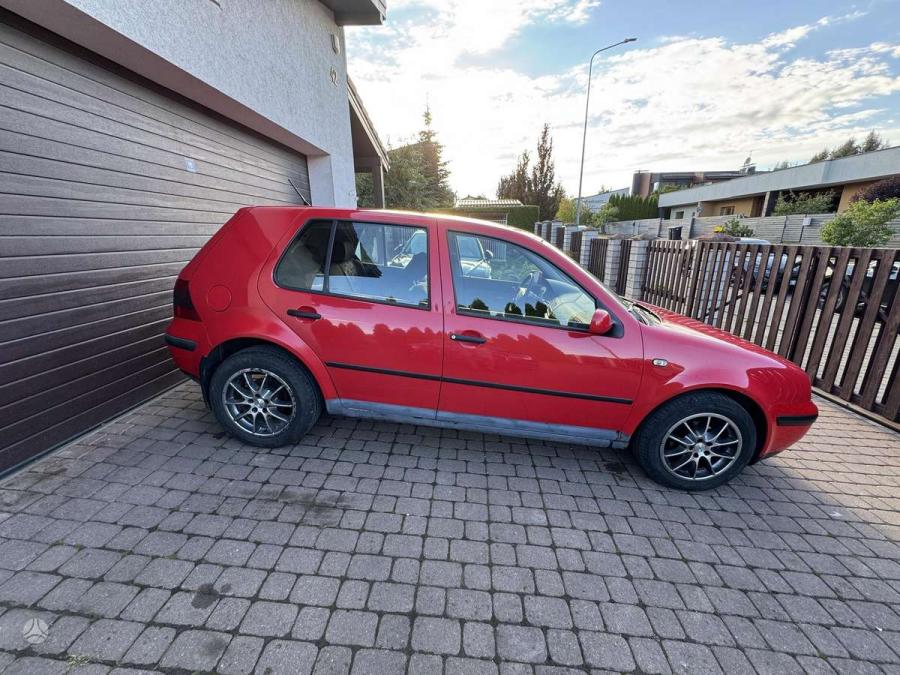 Sarkans Volkswagen Golf 1998 Viļņa, ar dzinēja tilpumu 1.39 L un nobraukumu 200 tūkst. km par 1200 €, foto 3 vietnē AUTOMOTO.COM.LV