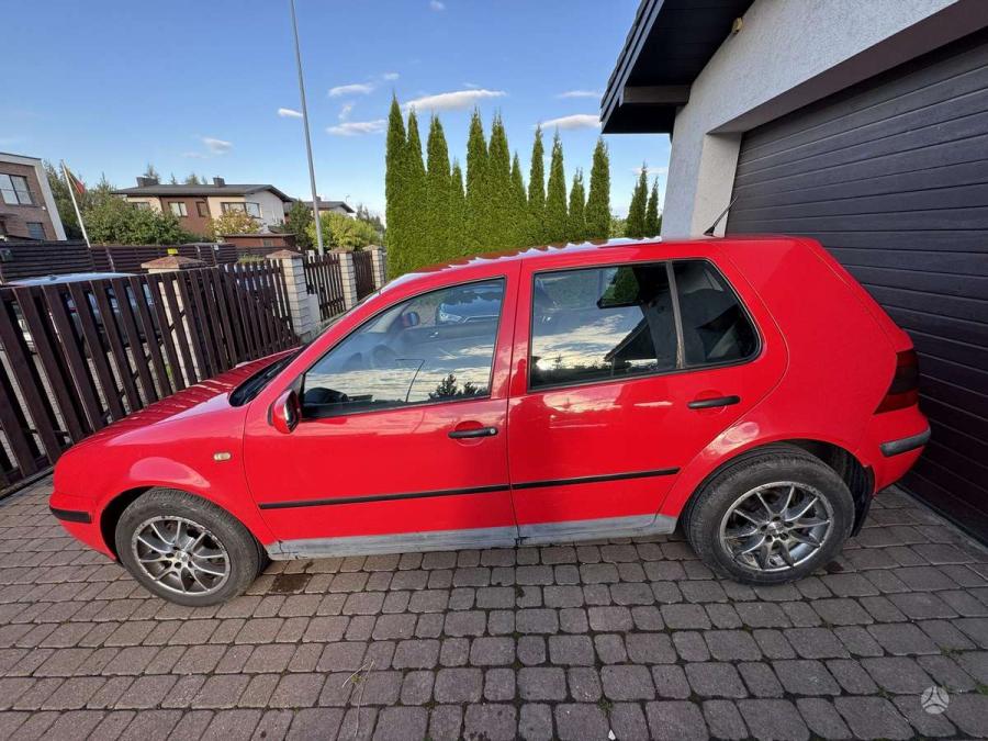 Sarkans Volkswagen Golf 1998 Viļņa, ar dzinēja tilpumu 1.39 L un nobraukumu 200 tūkst. km par 1200 €, foto 4 vietnē AUTOMOTO.COM.LV