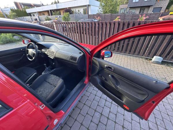 Red Volkswagen Golf 1998 in Vilnius, with an engine capacity of 1.39 L and mileage of 200 thousand km for 1200 €, photo 9 on AUTOMOTO.COM.LV