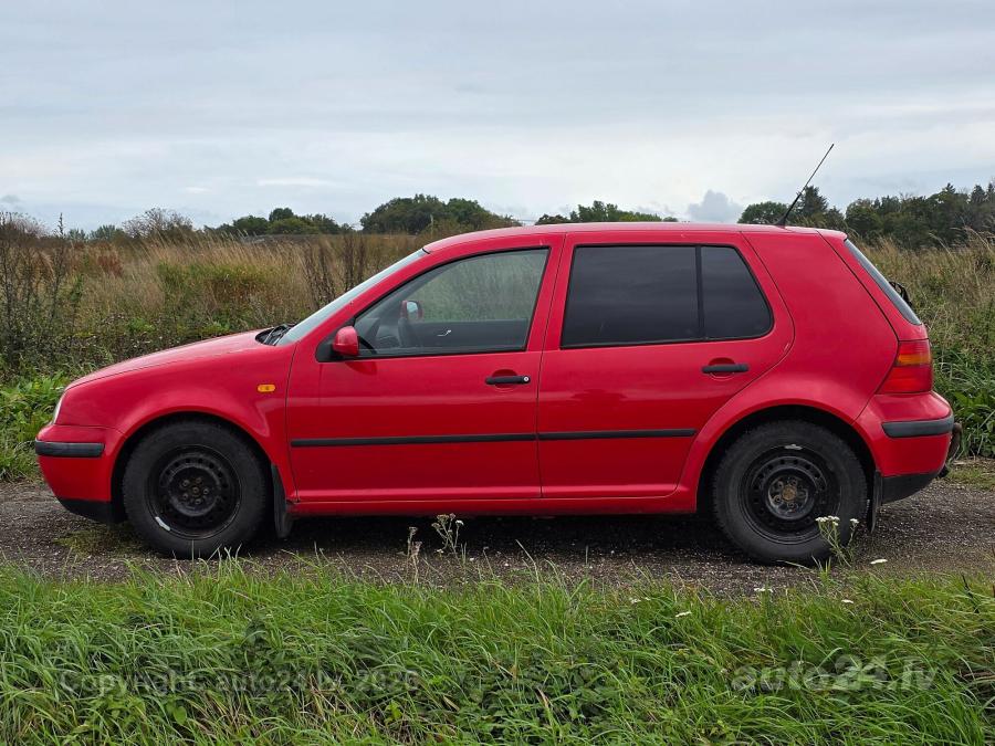 Red Volkswagen Golf 1998 in Rakvere, with an engine capacity of 1.40 L and mileage of 363 thousand km for 490 €, photo 3 on AUTOMOTO.COM.LV
