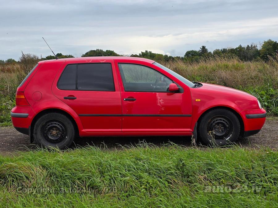 Red Volkswagen Golf 1998 in Rakvere, with an engine capacity of 1.40 L and mileage of 363 thousand km for 490 €, photo 6 on AUTOMOTO.COM.LV