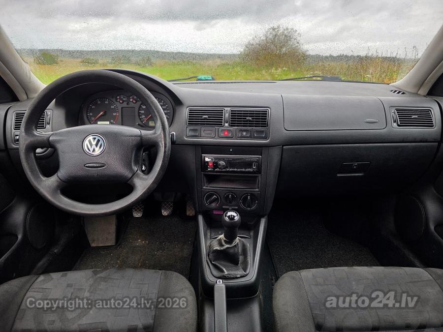 Red Volkswagen Golf 1998 in Rakvere, with an engine capacity of 1.40 L and mileage of 363 thousand km for 490 €, photo 11 on AUTOMOTO.COM.LV