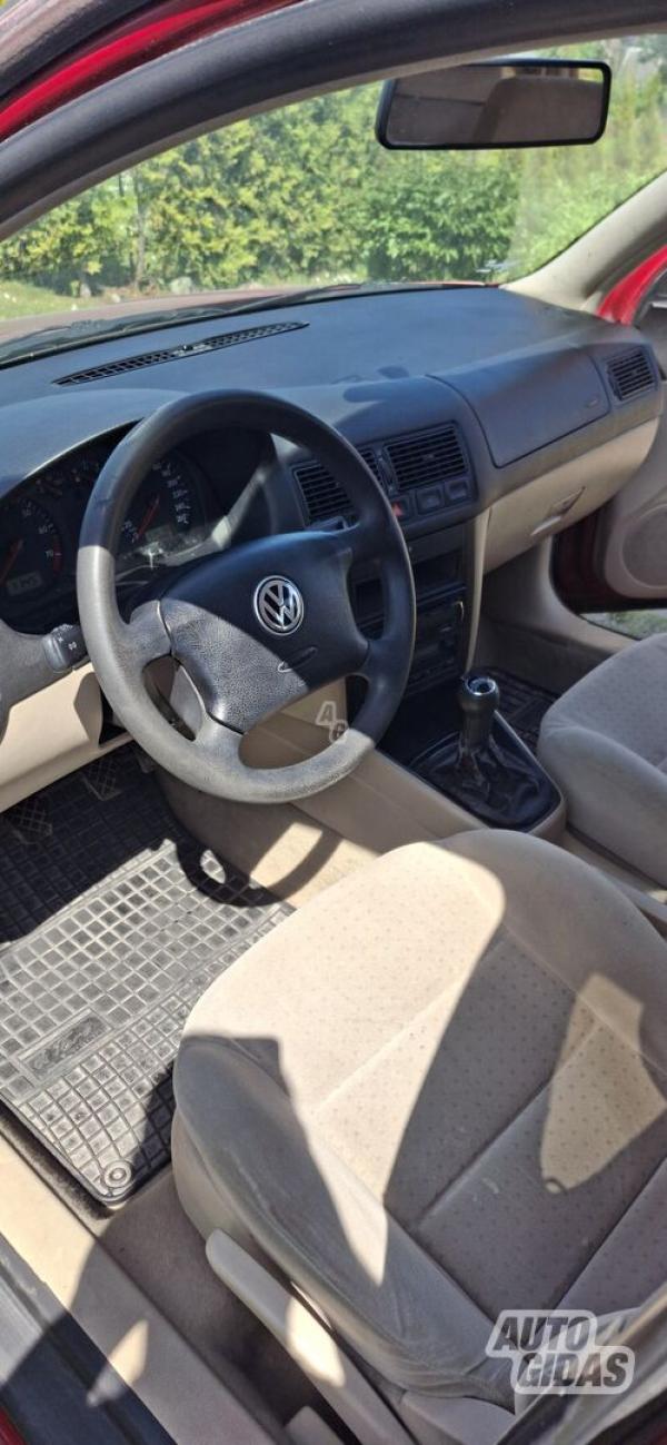 Sarkans Volkswagen Golf 1999 Panevēža, ar dzinēja tilpumu 1.60 L un nobraukumu 237 tūkst. km par 650 €, foto 9 vietnē AUTOMOTO.COM.LV