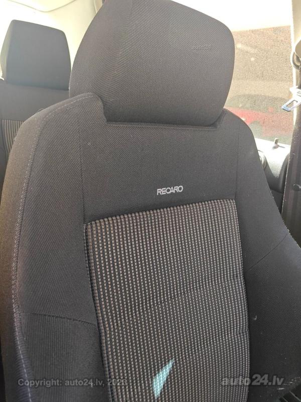 Sarkans Volkswagen Golf 2000 Tallina, ar dzinēja tilpumu 1.80 L un nobraukumu 309 tūkst. km par 2750 €, foto 11 vietnē AUTOMOTO.COM.LV