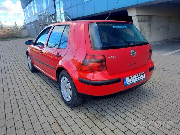 Red Volkswagen Golf 2001 in Jekabpils, with an engine capacity of 1.60 L and mileage of 329 thousand km for 990 €, photo 5 on AUTOMOTO.COM.LV