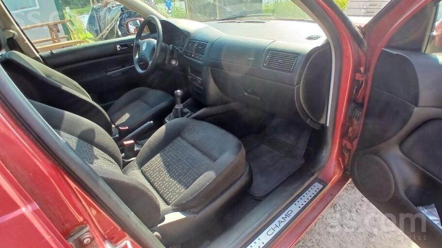 Red Volkswagen Golf 2002 in Jelgava, with an engine capacity of 1.90 L and mileage of 281 thousand km for 890 €, photo 6 on AUTOMOTO.COM.LV