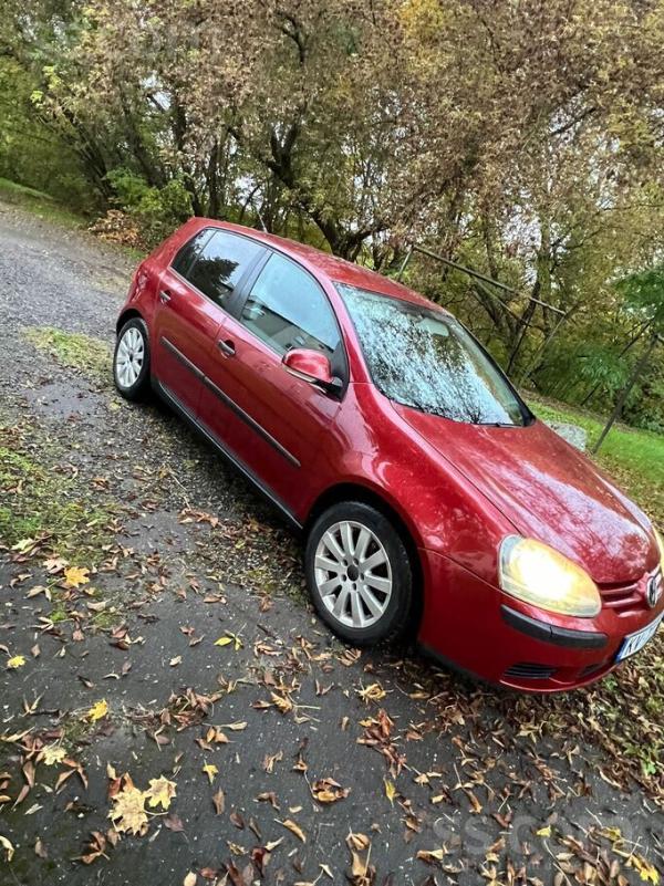 Red Volkswagen Golf 2004 in Kraslava, with an engine capacity of 1.60 L and mileage of 219 thousand km for 1250 €, photo 2 on AUTOMOTO.COM.LV