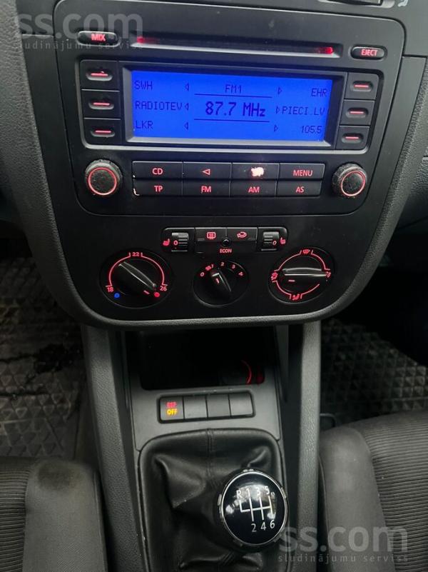 Red Volkswagen Golf 2004 in Kraslava, with an engine capacity of 1.60 L and mileage of 219 thousand km for 1250 €, photo 5 on AUTOMOTO.COM.LV