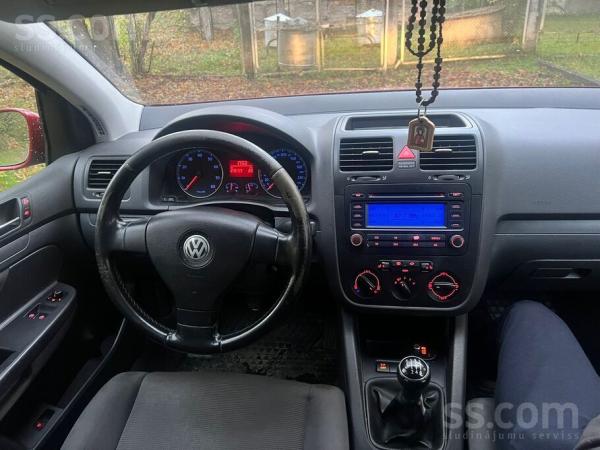 Red Volkswagen Golf 2004 in Kraslava, with an engine capacity of 1.60 L and mileage of 219 thousand km for 1250 €, photo 7 on AUTOMOTO.COM.LV