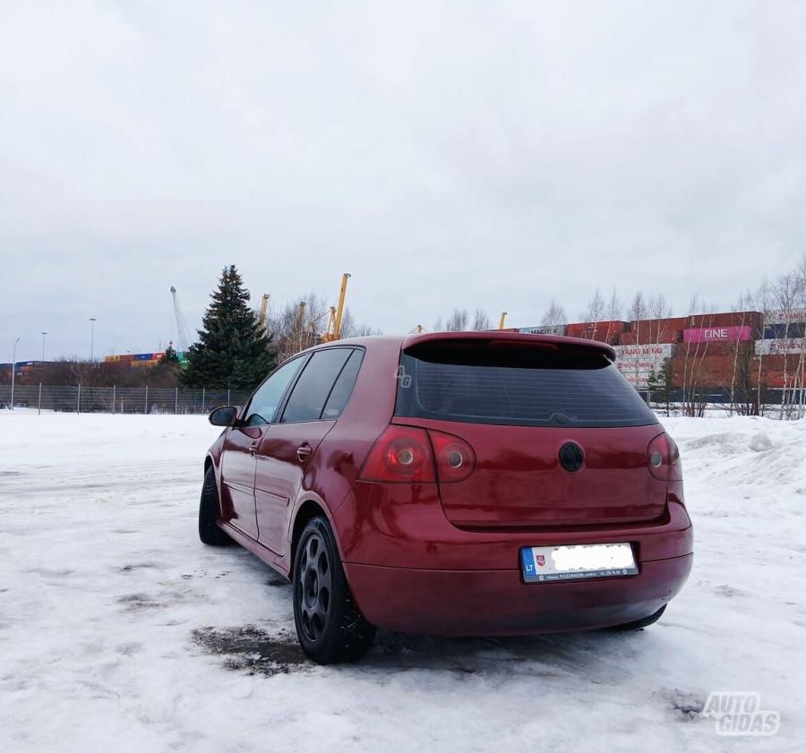 Red Volkswagen Golf 2004 in Klaipeda, with an engine capacity of 1.60 L and mileage of 283 thousand km for 2099 €, photo 1 on AUTOMOTO.COM.LV