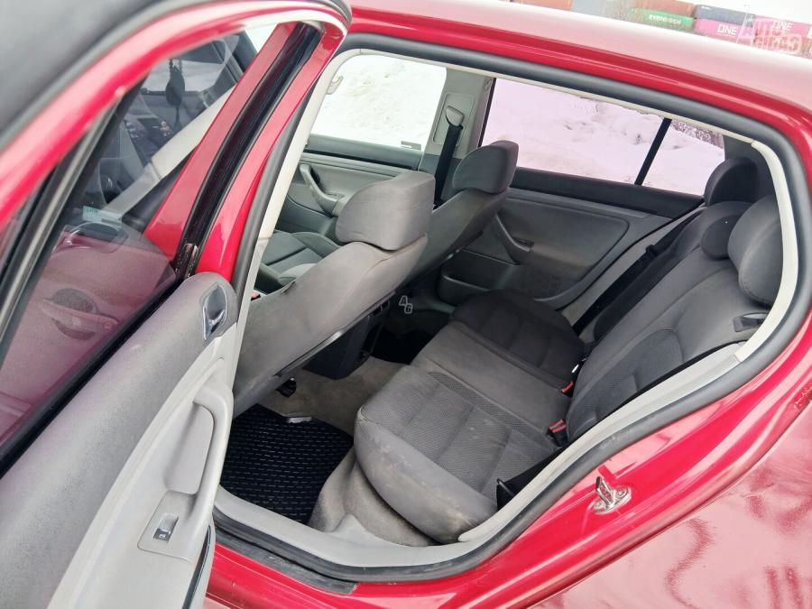 Red Volkswagen Golf 2004 in Klaipeda, with an engine capacity of 1.60 L and mileage of 283 thousand km for 2099 €, photo 28 on AUTOMOTO.COM.LV
