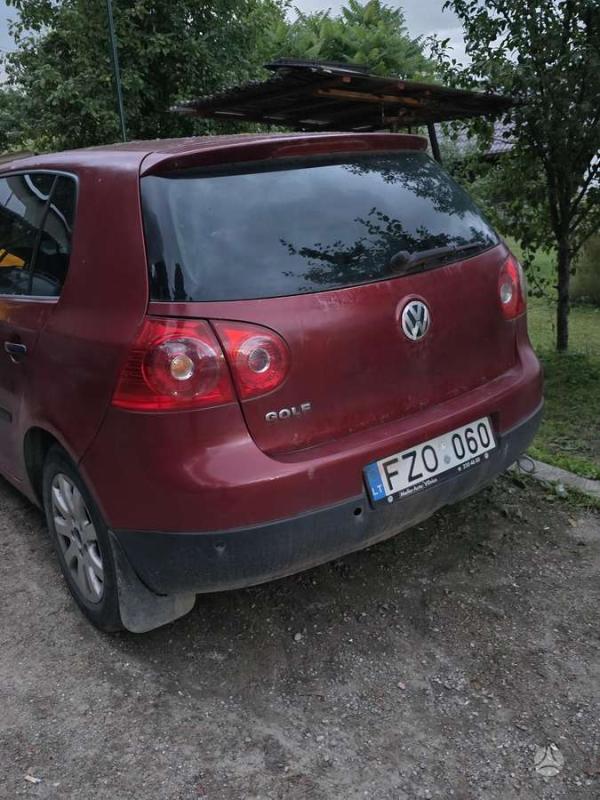Sarkans Volkswagen Golf 2004 Viļņa, ar dzinēja tilpumu 1.60 L un nobraukumu 262 tūkst. km par 800 €, foto 3 vietnē AUTOMOTO.COM.LV