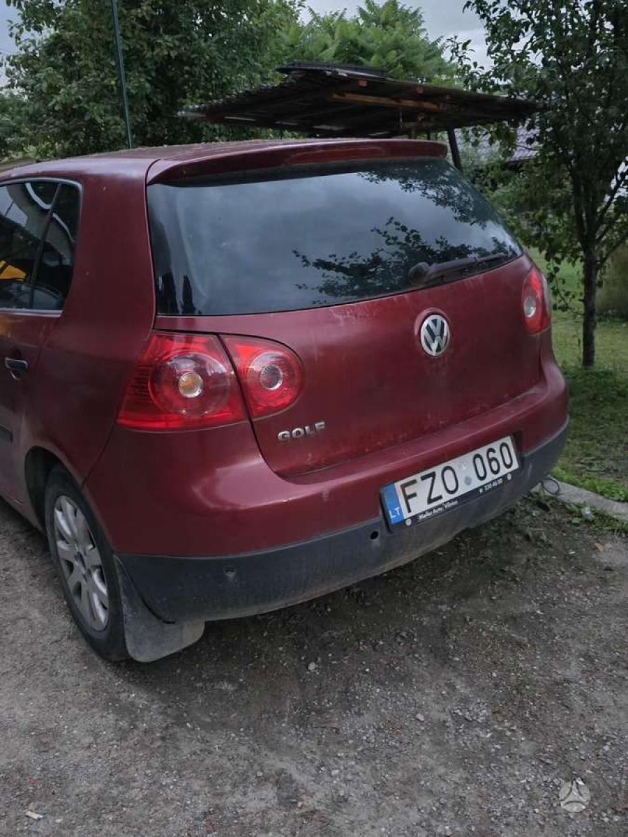 Sarkans Volkswagen Golf 2004 Viļņa, ar dzinēja tilpumu 1.60 L un nobraukumu 262 tūkst. km par 800 €, foto 4 vietnē AUTOMOTO.COM.LV