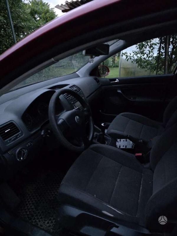 Sarkans Volkswagen Golf 2004 Viļņa, ar dzinēja tilpumu 1.60 L un nobraukumu 262 tūkst. km par 800 €, foto 4 vietnē AUTOMOTO.COM.LV