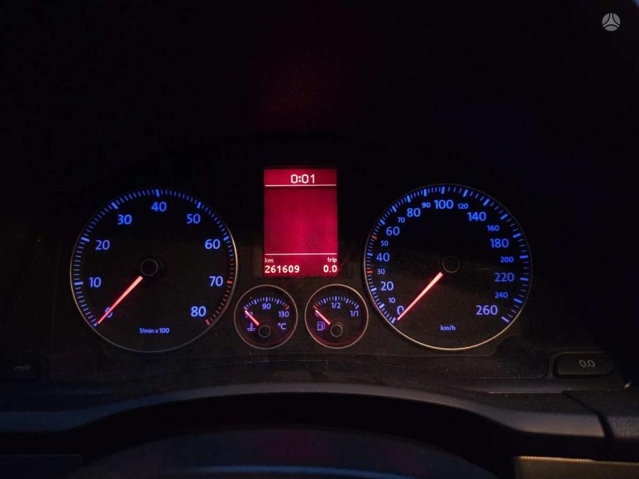 Sarkans Volkswagen Golf 2004 Viļņa, ar dzinēja tilpumu 1.60 L un nobraukumu 262 tūkst. km par 800 €, foto 6 vietnē AUTOMOTO.COM.LV