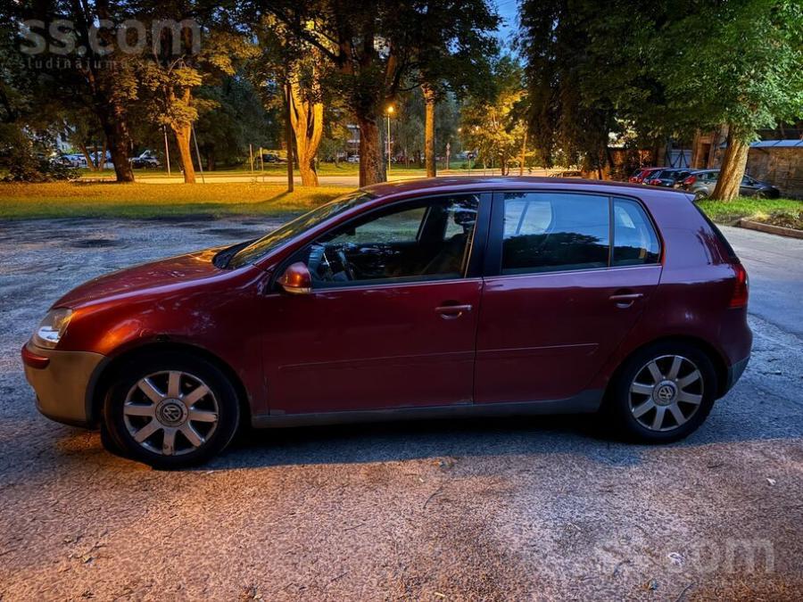 Red Volkswagen Golf 2004 in Riga, with an engine capacity of 2.00 L and mileage of 415 thousand km for 990 €, photo 1 on AUTOMOTO.COM.LV