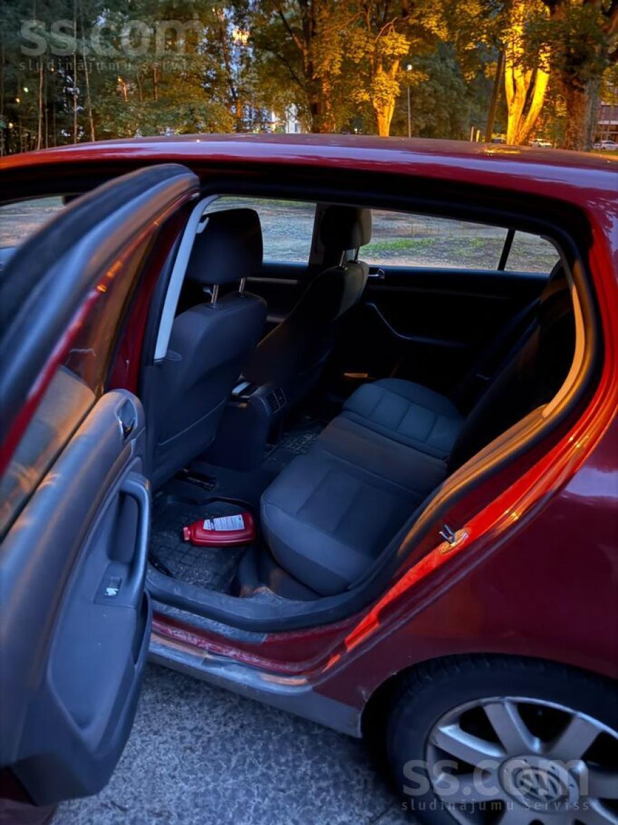 Red Volkswagen Golf 2004 in Riga, with an engine capacity of 2.00 L and mileage of 415 thousand km for 990 €, photo 6 on AUTOMOTO.COM.LV
