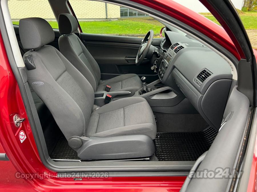 Red Volkswagen Golf 2004 in Paide, with an engine capacity of 1.60 L and mileage of 92 thousand km for 2599 €, photo 17 on AUTOMOTO.COM.LV