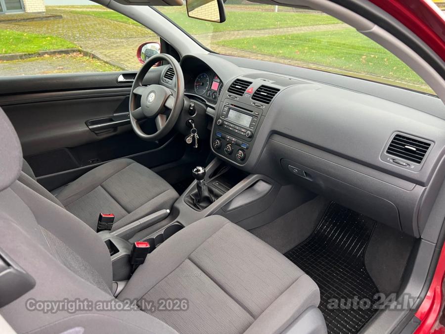 Red Volkswagen Golf 2004 in Paide, with an engine capacity of 1.60 L and mileage of 92 thousand km for 2599 €, photo 18 on AUTOMOTO.COM.LV
