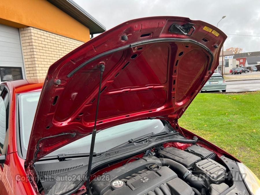 Red Volkswagen Golf 2004 in Paide, with an engine capacity of 1.60 L and mileage of 92 thousand km for 2599 €, photo 31 on AUTOMOTO.COM.LV