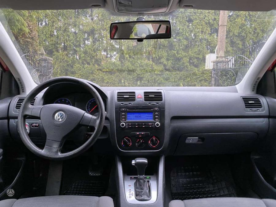 Sarkans Volkswagen Golf 2005 Šauļi, ar dzinēja tilpumu 1.60 L un nobraukumu 190 tūkst. km par 2850 €, foto 10 vietnē AUTOMOTO.COM.LV