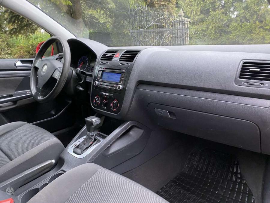 Sarkans Volkswagen Golf 2005 Šauļi, ar dzinēja tilpumu 1.60 L un nobraukumu 190 tūkst. km par 2850 €, foto 11 vietnē AUTOMOTO.COM.LV