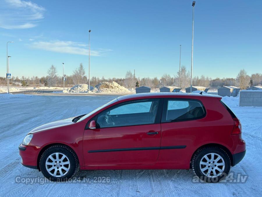 Red Volkswagen Golf 2005 in Rapla, with an engine capacity of 1.60 L and mileage of 200 thousand km for 1900 €, photo 2 on AUTOMOTO.COM.LV