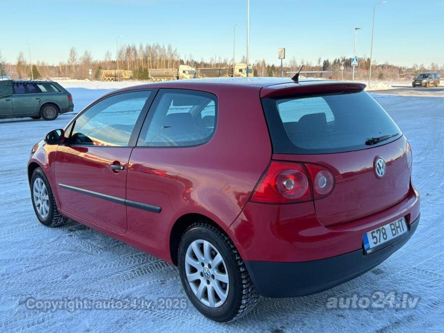 Red Volkswagen Golf 2005 in Rapla, with an engine capacity of 1.60 L and mileage of 200 thousand km for 1900 €, photo 3 on AUTOMOTO.COM.LV