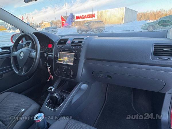 Red Volkswagen Golf 2005 in Rapla, with an engine capacity of 1.60 L and mileage of 200 thousand km for 1900 €, photo 11 on AUTOMOTO.COM.LV
