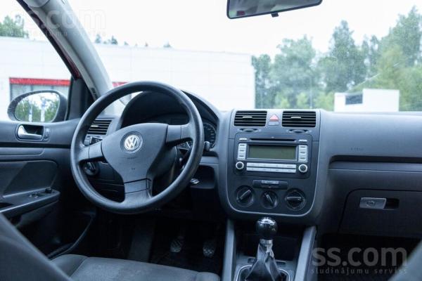 Red Volkswagen Golf 2007 in Jelgava, with an engine capacity of 1.60 L and mileage of 29 thousand km for 1200 €, photo 5 on AUTOMOTO.COM.LV