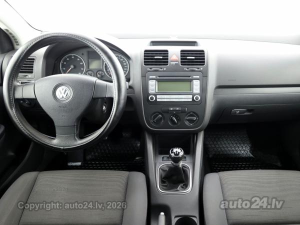 Red Volkswagen Golf 2007 in Tallinn, with an engine capacity of 1.60 L and mileage of 208 thousand km for 1699 €, photo 5 on AUTOMOTO.COM.LV