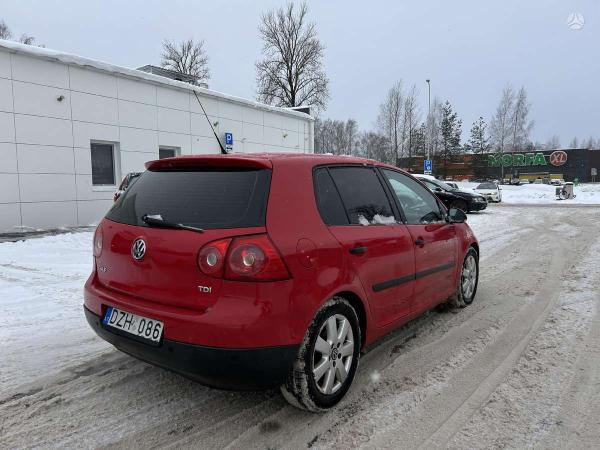 Red Volkswagen Golf 2008 in Vilnius, with an engine capacity of 1.90 L and mileage of 350 thousand km for 900 €, photo 3 on AUTOMOTO.COM.LV