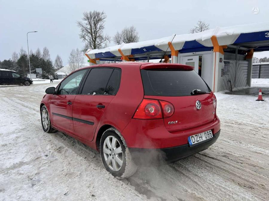 Red Volkswagen Golf 2008 in Vilnius, with an engine capacity of 1.90 L and mileage of 350 thousand km for 900 €, photo 4 on AUTOMOTO.COM.LV