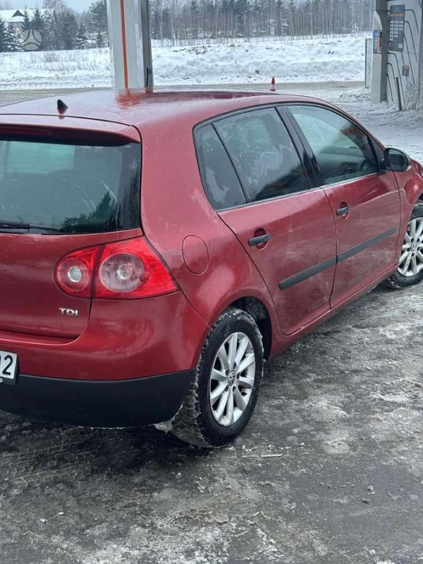 Red Volkswagen Golf 2008 in Vilnius, with an engine capacity of 1.90 L and mileage of 448 thousand km for 2400 €, photo 4 on AUTOMOTO.COM.LV