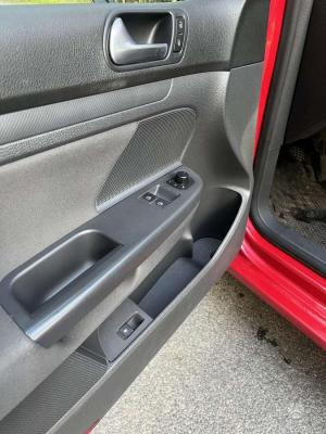 Red Volkswagen Golf 2008 in Vilnius, with an engine capacity of 1.90 L and mileage of 235 thousand km for 1450 €, photo 17 on AUTOMOTO.COM.LV