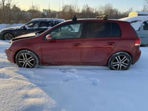 Red Volkswagen Golf 2009 in Utena, with an engine capacity of 1.97 L and mileage of 4 thousand km for 1350 €, photo 3 on AUTOMOTO.COM.LV