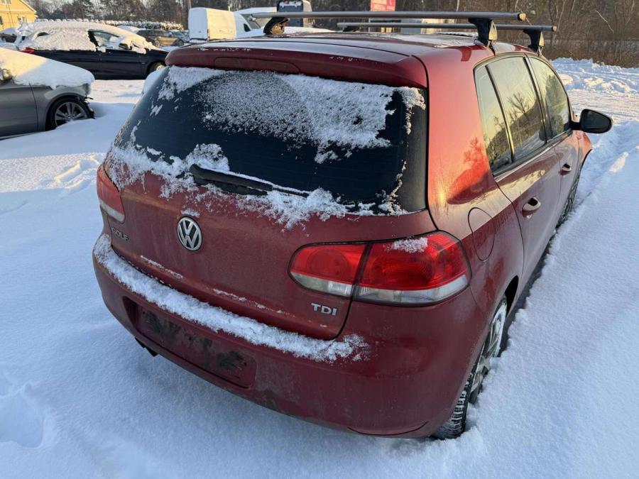 Red Volkswagen Golf 2009 in Utena, with an engine capacity of 1.97 L and mileage of 4 thousand km for 1350 €, photo 5 on AUTOMOTO.COM.LV