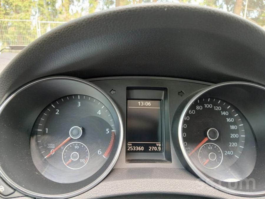Sarkans Volkswagen Golf 2009 Alūksne, ar dzinēja tilpumu 2.00 L un nobraukumu 253 tūkst. km par 2950 €, foto 12 vietnē AUTOMOTO.COM.LV