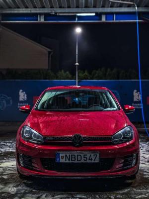Sarkans Volkswagen Golf 2009 Kauņa, ar dzinēja tilpumu 1.97 L un nobraukumu 300 tūkst. km par 6000 €, foto  vietnē AUTOMOTO.COM.LV