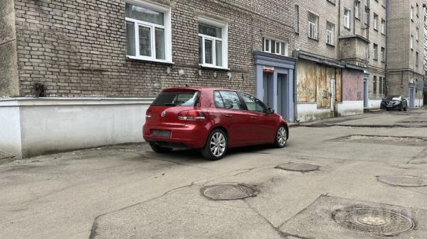 Volkswagen Golf 2009 Rīga vietnē Sarkans Volkswagen Golf 2009 Rīga, ar dzinēja tilpumu 2.00 L un nobraukumu 0 tūkst. km par 3490 €, foto 4 vietnē AUTOMOTO.COM.LV