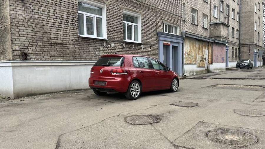 Red Volkswagen Golf 2009 in Riga, with an engine capacity of 2.00 L and mileage of 0 thousand km for 3490 €, photo 4 on AUTOMOTO.COM.LV