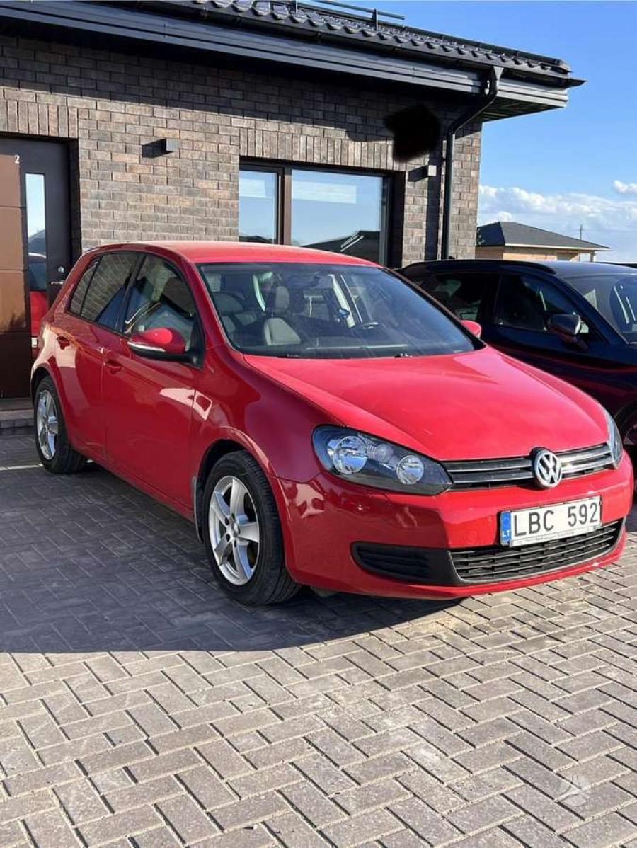 Red Volkswagen Golf 2010 in Kaunas, with an engine capacity of 1.39 L and mileage of 198 thousand km for 2500 €, photo 3 on AUTOMOTO.COM.LV