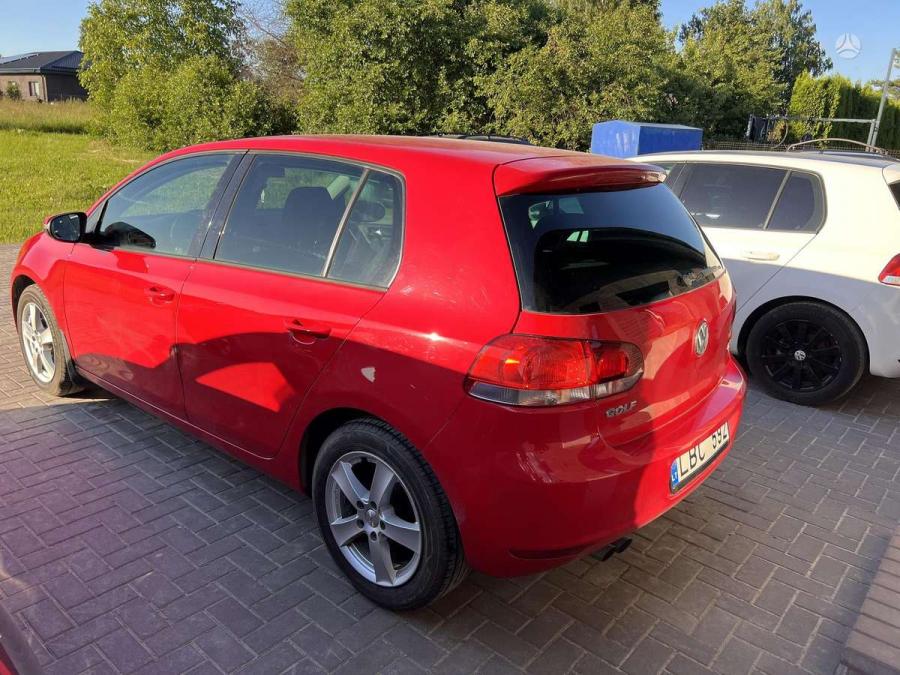 Red Volkswagen Golf 2010 in Kaunas, with an engine capacity of 1.39 L and mileage of 198 thousand km for 2500 €, photo 4 on AUTOMOTO.COM.LV