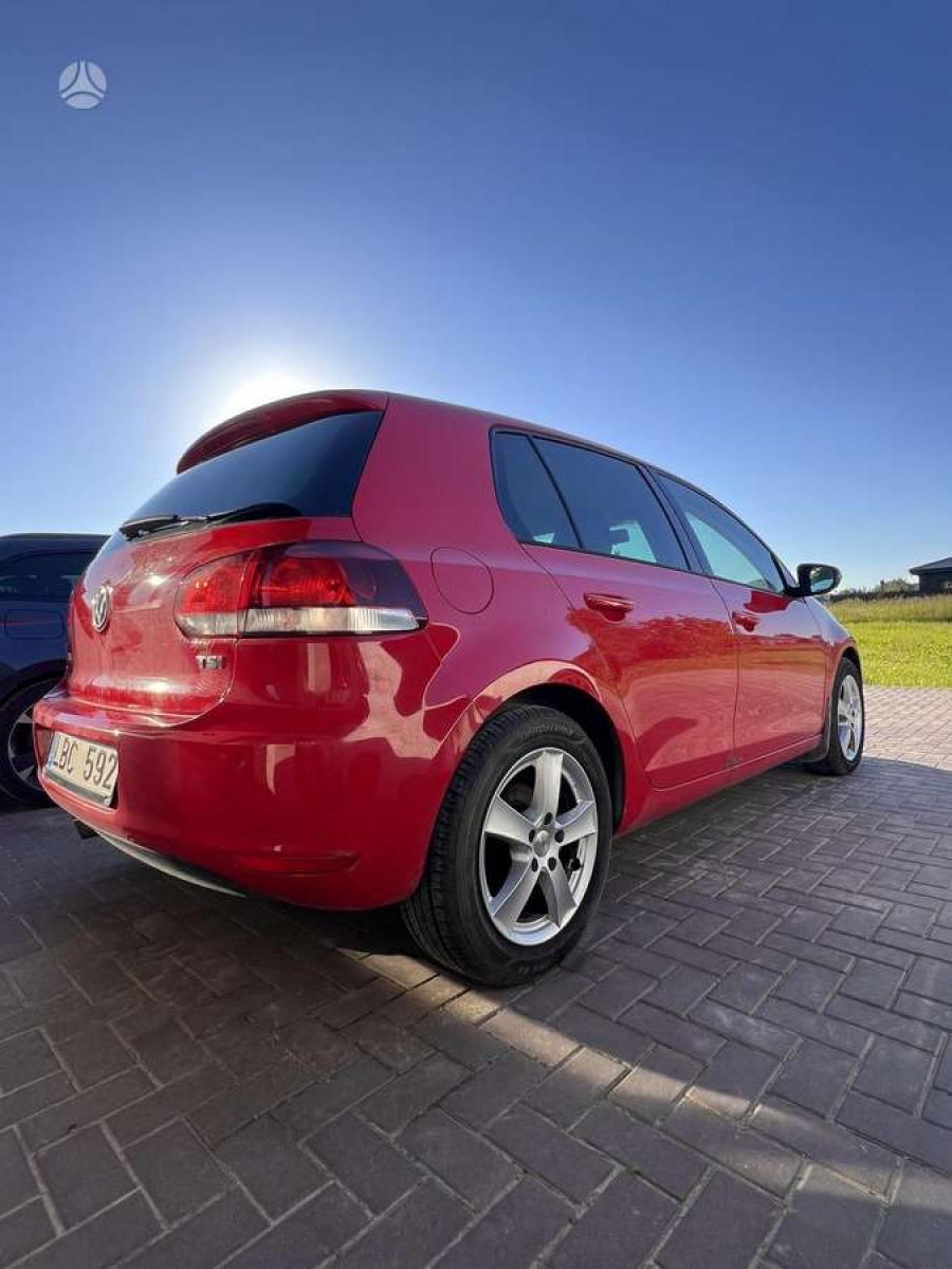 Red Volkswagen Golf 2010 in Kaunas, with an engine capacity of 1.39 L and mileage of 198 thousand km for 2500 €, photo 5 on AUTOMOTO.COM.LV