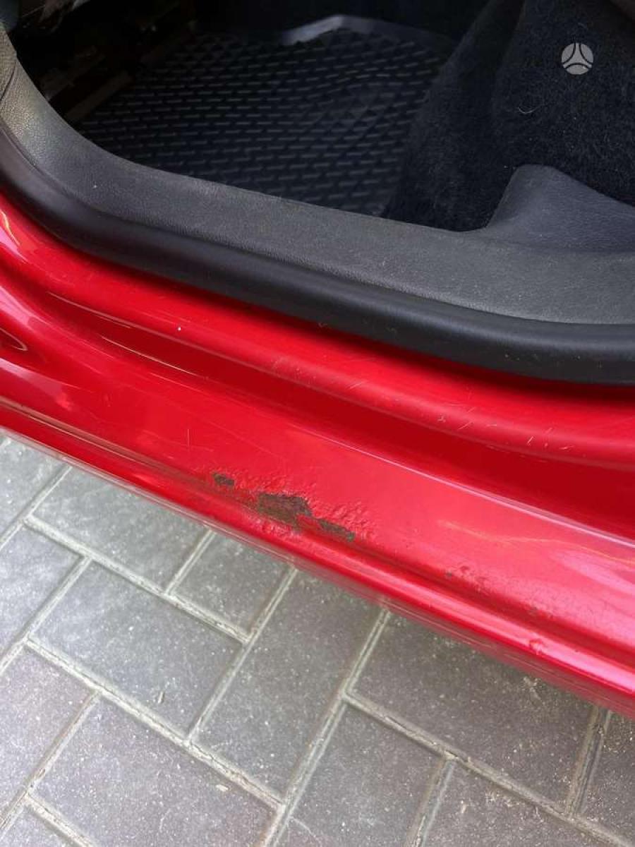 Red Volkswagen Golf 2010 in Kaunas, with an engine capacity of 1.39 L and mileage of 198 thousand km for 2500 €, photo 11 on AUTOMOTO.COM.LV
