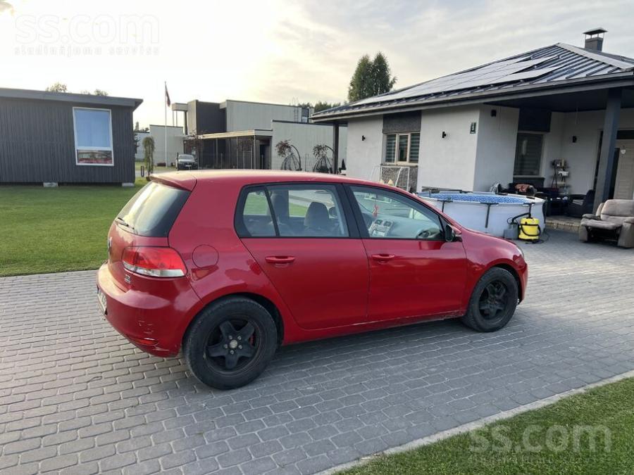 Red Volkswagen Golf 2010 in Riga, with an engine capacity of 1.60 L and mileage of 244 thousand km for 2150 €, photo 3 on AUTOMOTO.COM.LV