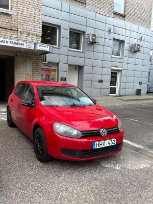 Sarkans Volkswagen Golf 2010 Viļņa, ar dzinēja tilpumu 1.20 L un nobraukumu 311 tūkst. km par 1799 €, foto  vietnē AUTOMOTO.COM.LV