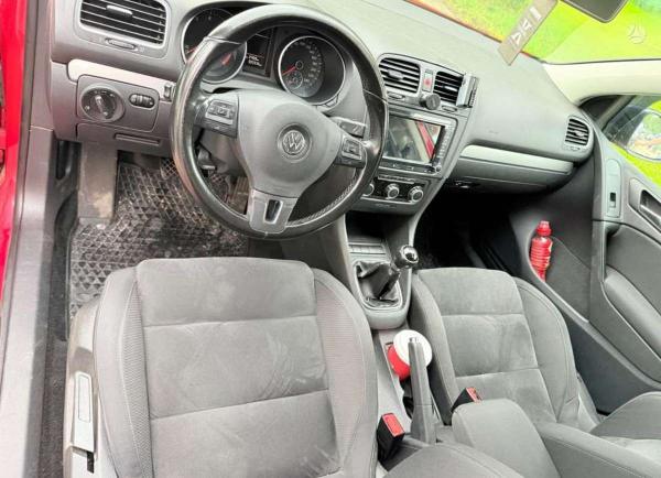 Red Volkswagen Golf 2010 in Vilnius, with an engine capacity of 1.20 L and mileage of 311 thousand km for 1799 €, photo 5 on AUTOMOTO.COM.LV